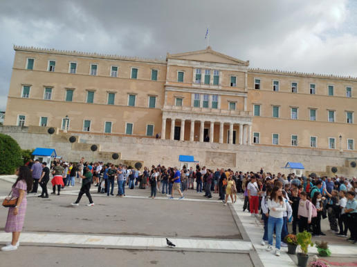 "Πλημμύρισε" το Μνημείο Άγνωστου Στρατιώτη: Αντίστροφη μέτρηση για την ...