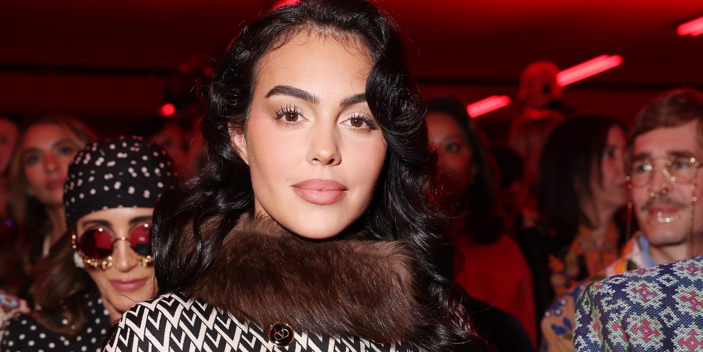 La gabardina troquelada que ha convertido a Georgina Rodríguez en la más estilosa de Riyadh