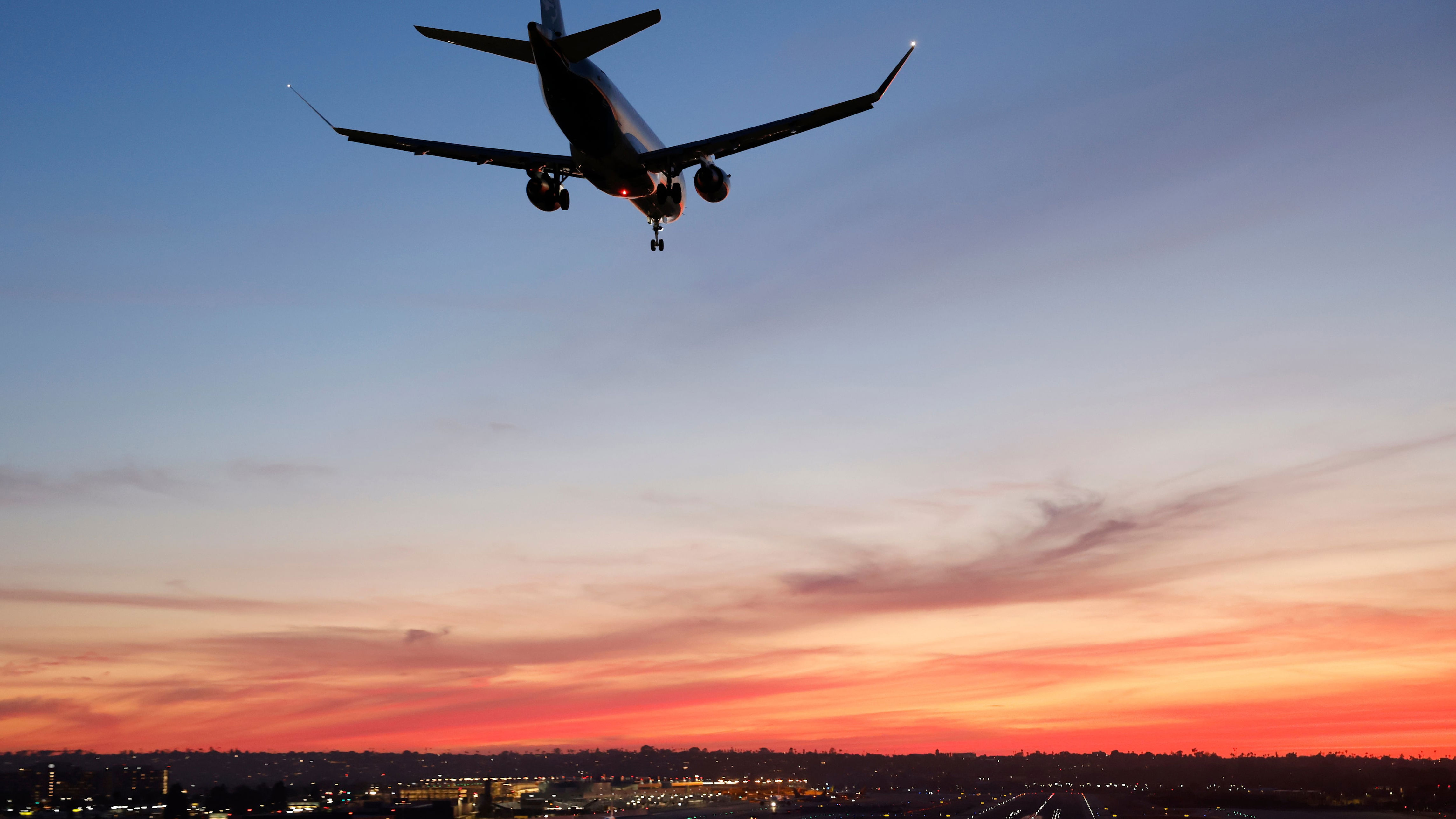 Plane Makes Emergency Landing After Knocking on Cockpit Door