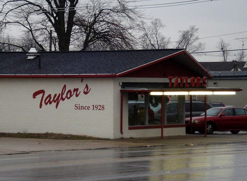 5 Iowa Spots Where the Line Never Ends – And the Food’s Always Worth It