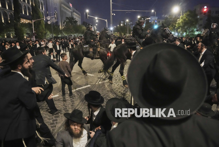 Ribuan Yahudi Ortodoks Turun ke Jalanan Kota New York Protes Rezim ...