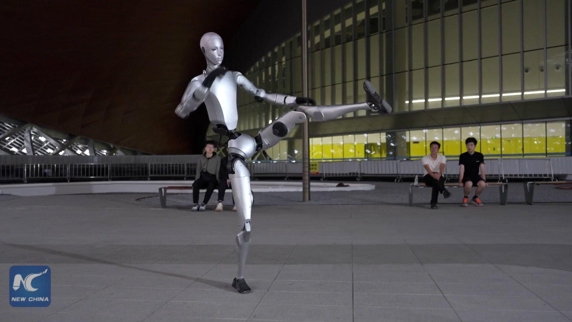 New ultra-realistic robot moves just like a human