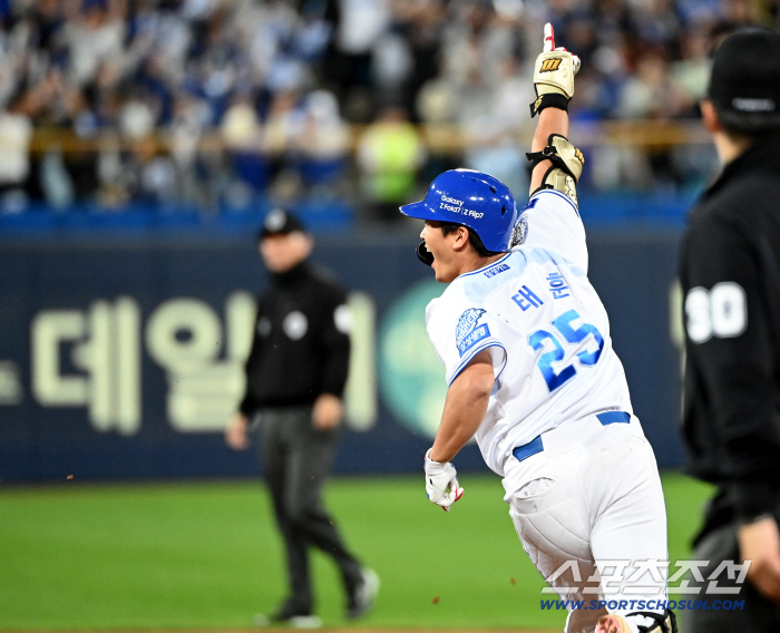 Solo shot Kim Tae-hoon cheers as he watches the dugout