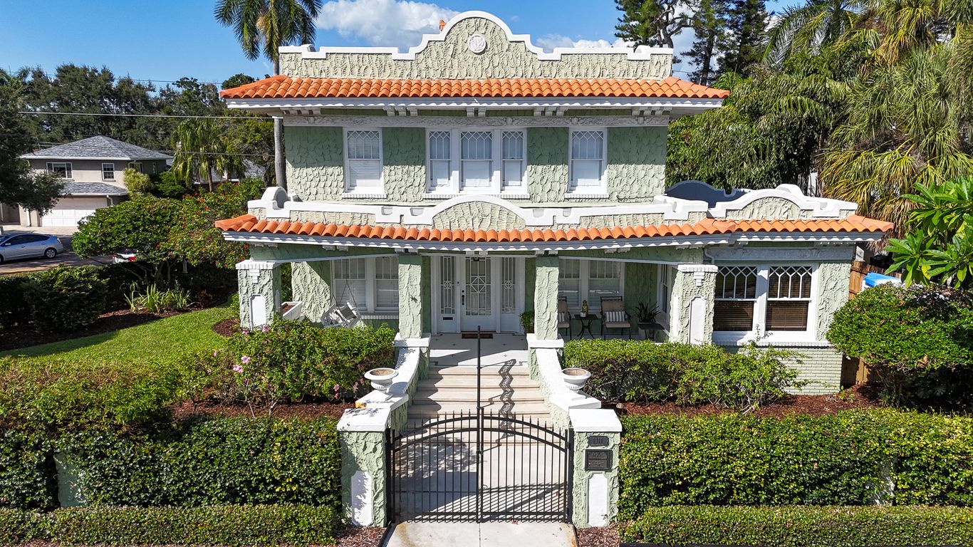 St. Pete's 100-year-old "cake house" for sale