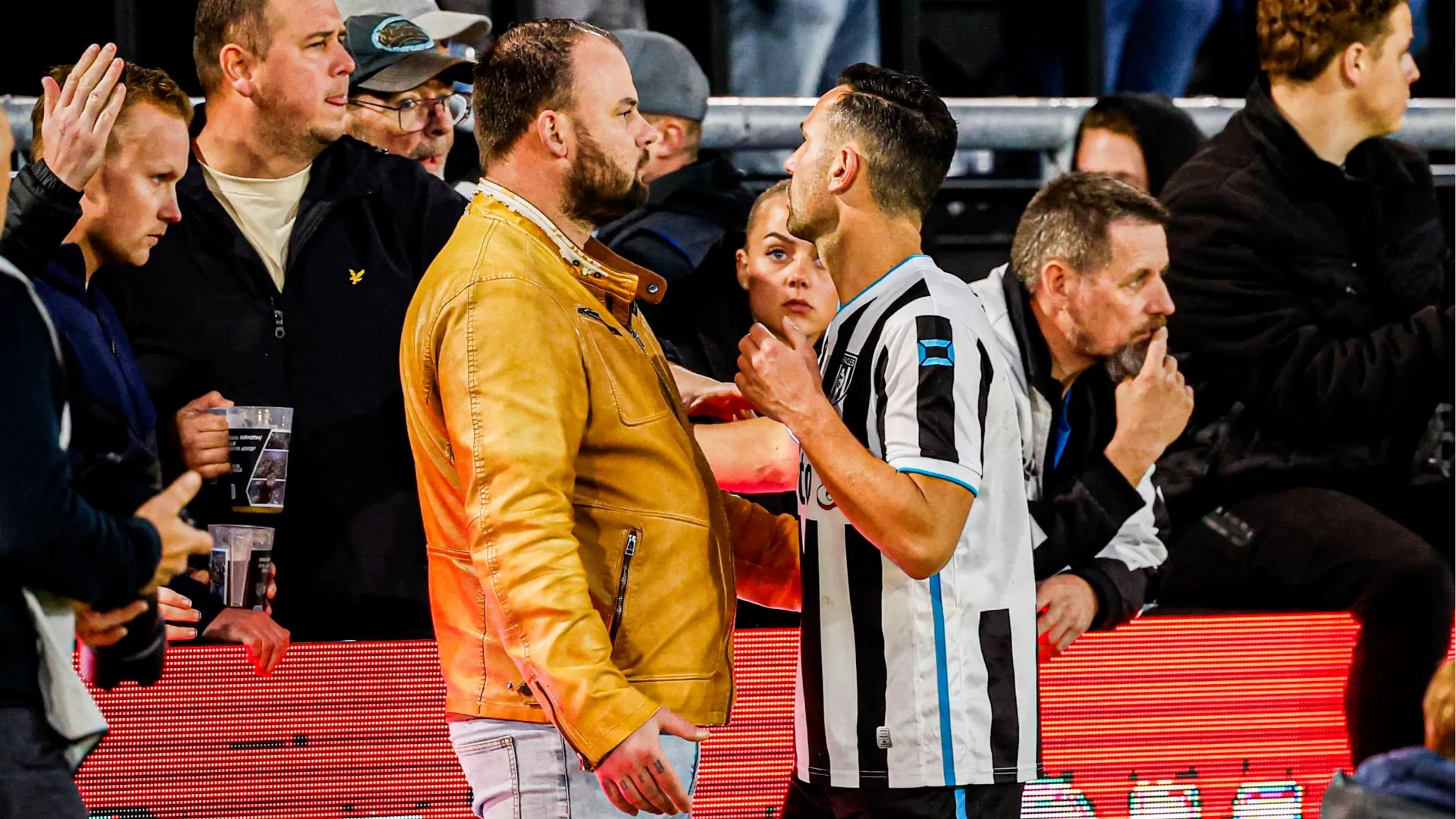 Fans dringen het veld op en eisen uitleg na vernederende nederlaag: de ...