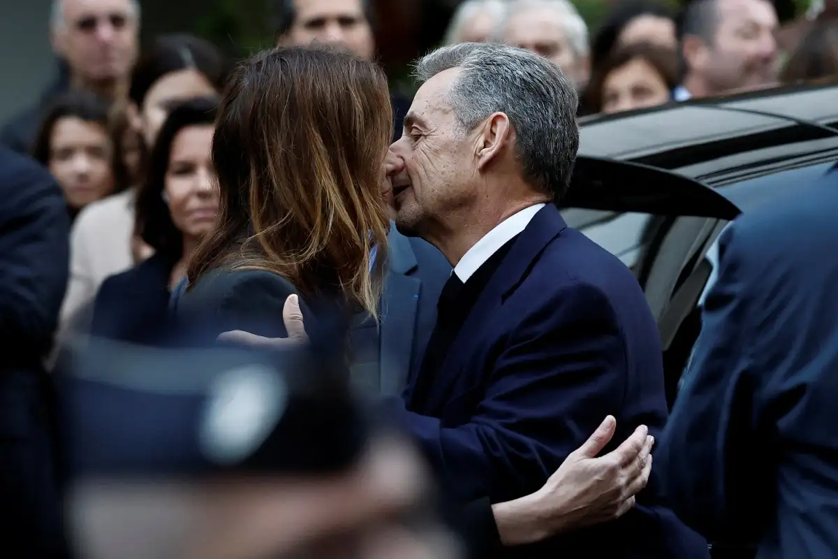 «Ω, καλώς ήρθες Σαρκοζί!», θερμή υποδοχή των κρατουμένων στον πρώην ...