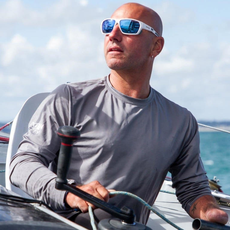 Damien Seguin au départ de la Route du Rhum 2026 sur un trimaran de ...