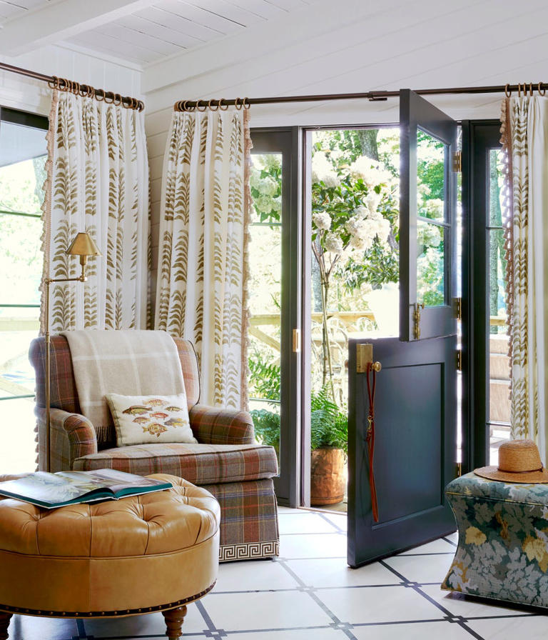 You’d never guess this chic lake cabin used to be stuck in the ’80s