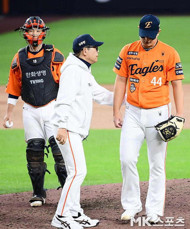 “너무 잘 던져 흐뭇했다”…‘4이닝 KKKKKK 역투’ 문동주에 아낌없는 박수 보낸 김경문 한화 감독 [PO3 인터뷰]