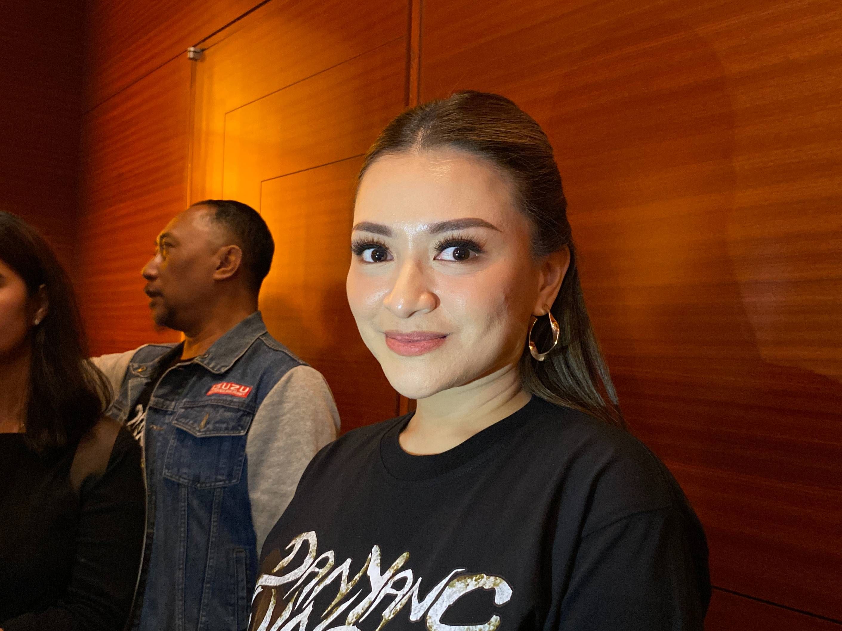 Debut Main Film, Nathalie Holscher Harus Belajar Nyinden di Film ...