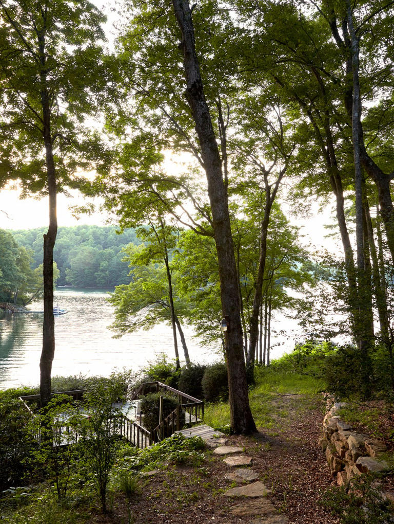 You’d never guess this chic lake cabin used to be stuck in the ’80s