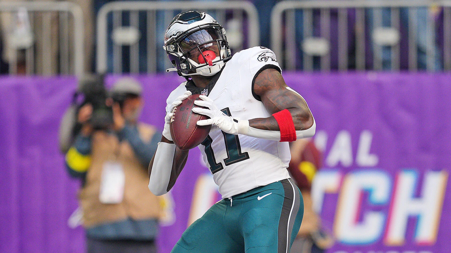 2025 Week 8 NFL score predictions, bets, odds, picks today: Expert ...