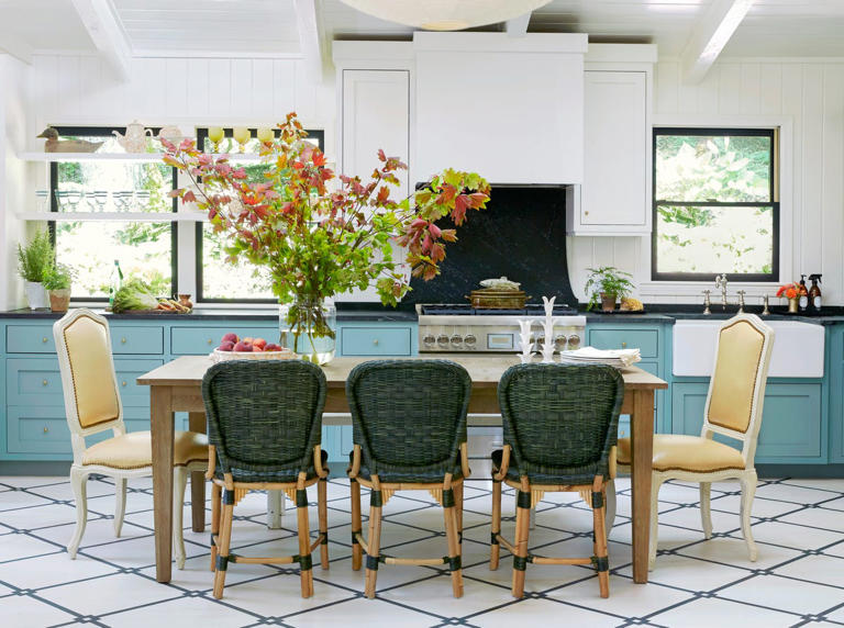 You’d never guess this chic lake cabin used to be stuck in the ’80s