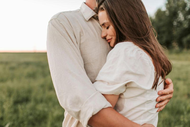 8 Things Smart Women Do That Stay in Men's Minds Forever
