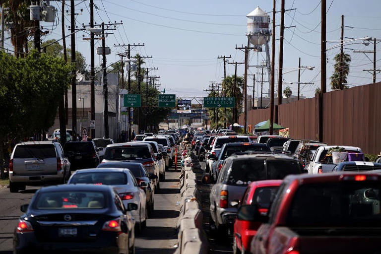 Largas filas en garitas de Mexicali; tiempo de espera supera las 2 horas
