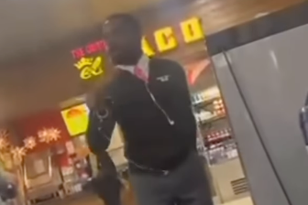 Delta flight attendant dresses down Southwest Airlines gate agent as ...