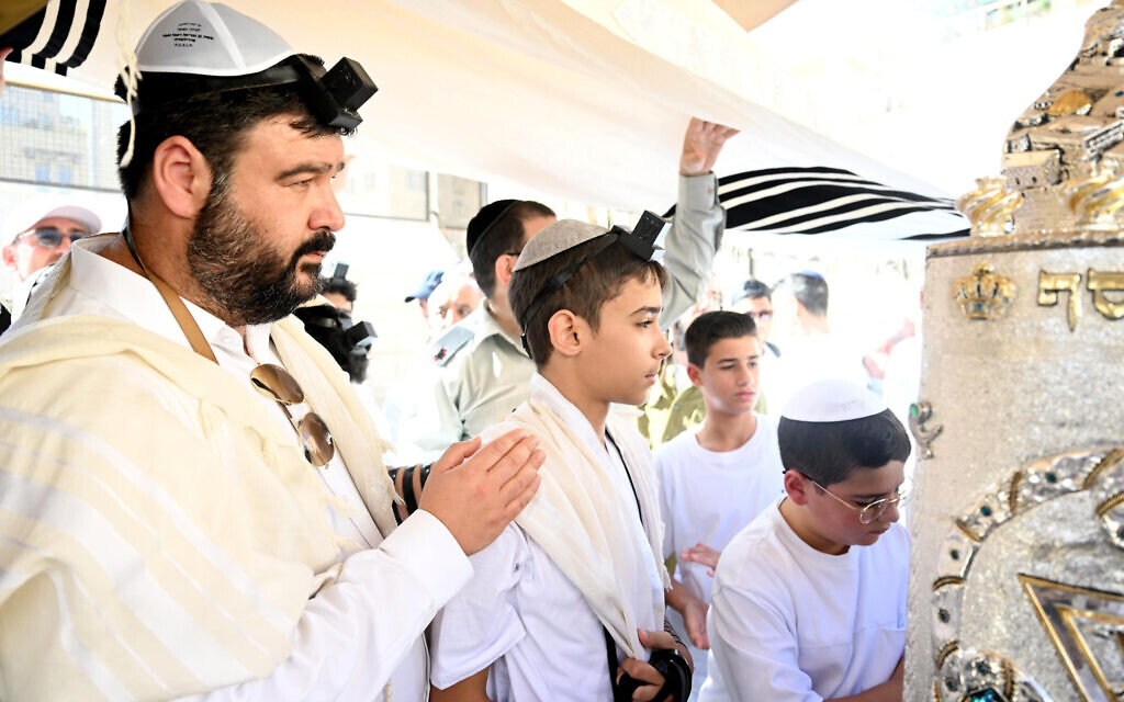 48 children of fallen IDF soldiers mark b’nei mitzvah at the Western Wall
