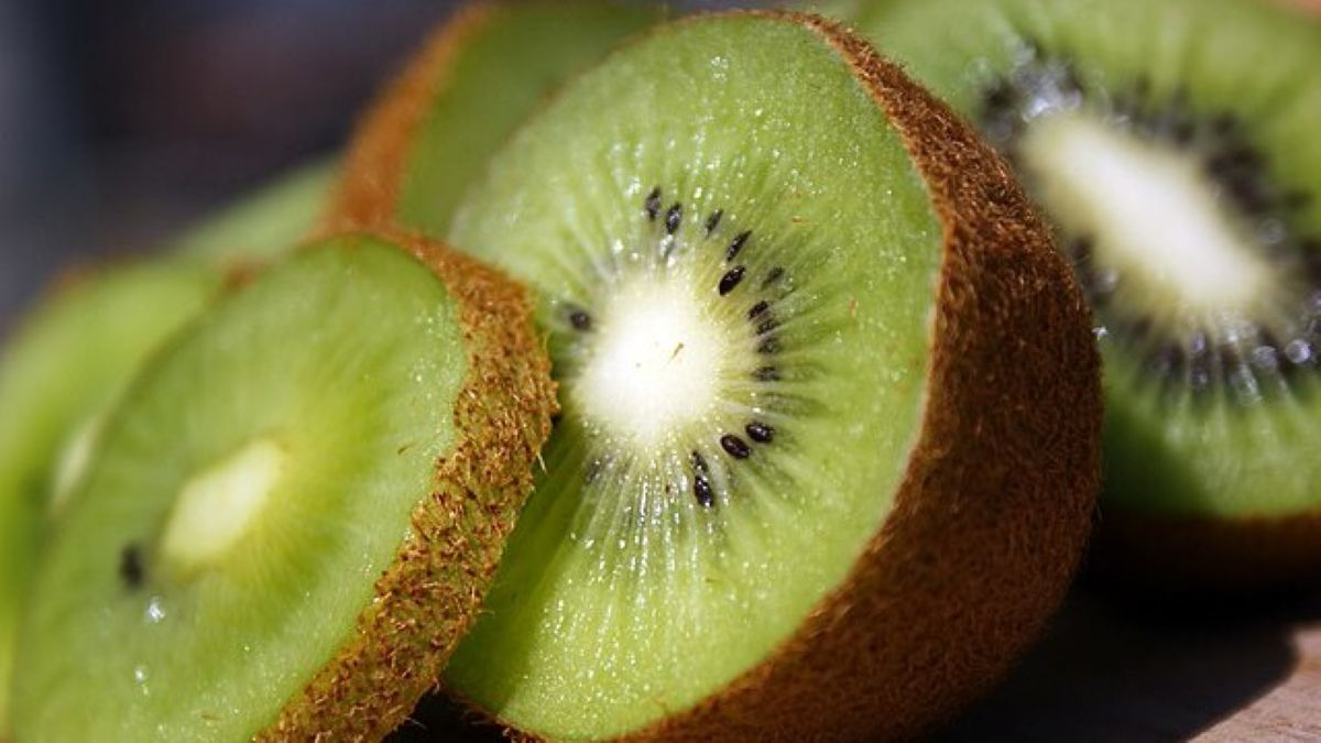 Kiwi: the surprising superfruit for mood, sleep, and more