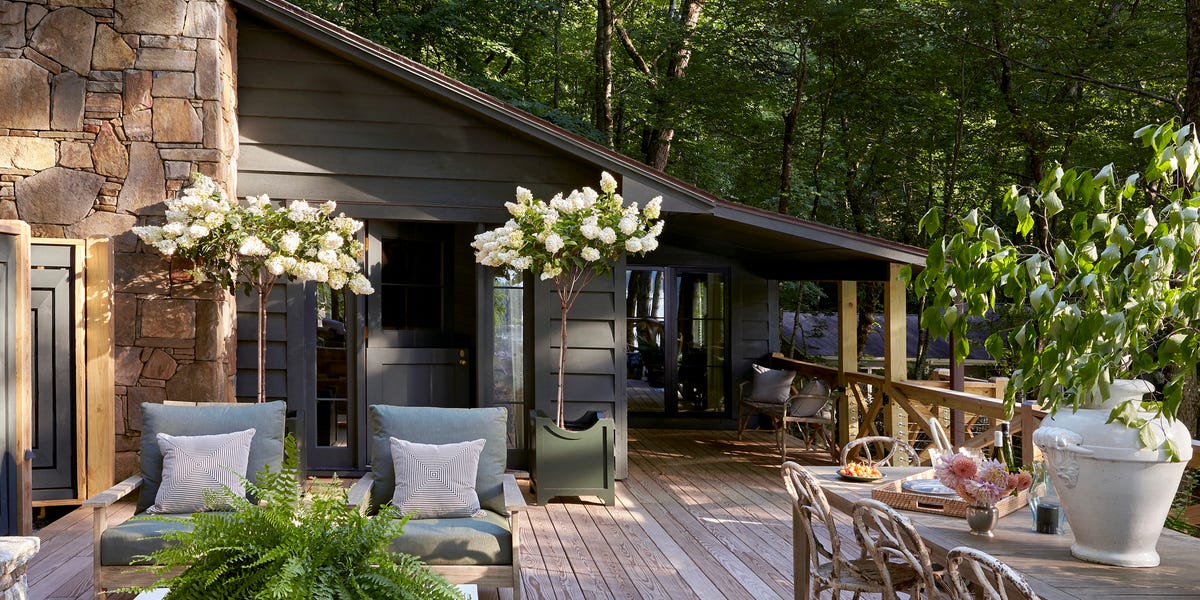 You’d never guess this chic lake cabin used to be stuck in the ’80s