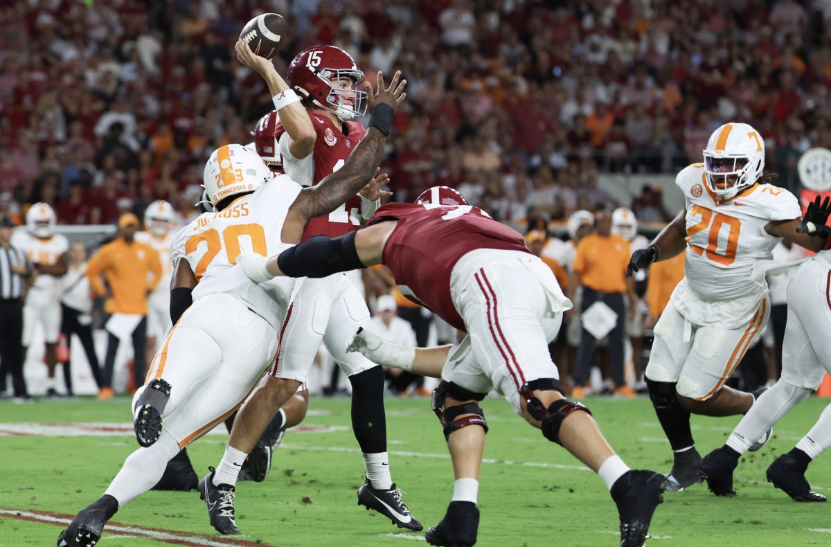 Retired SEC official comments on the head referee hugging Alabama QB Ty ...