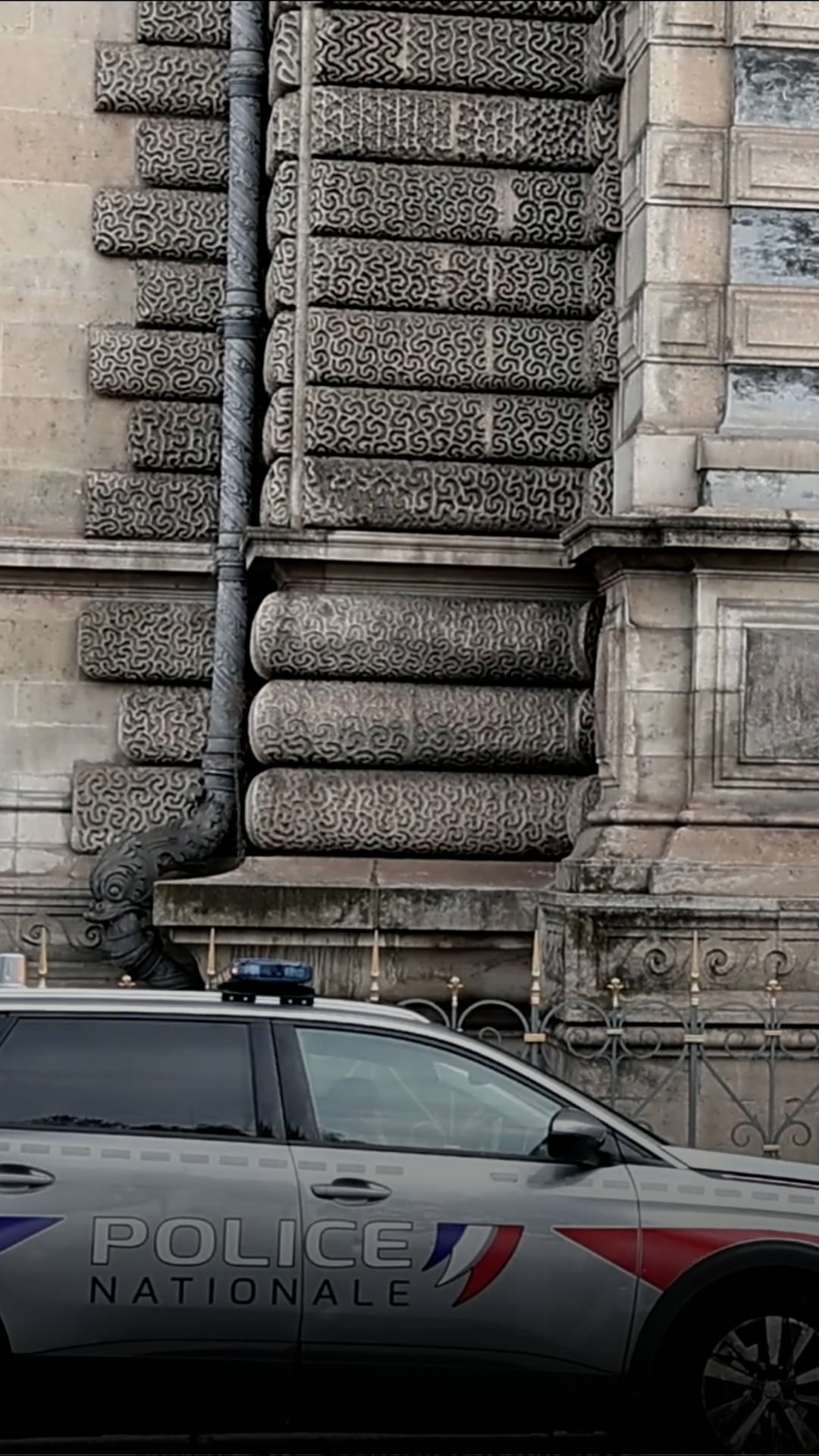 French Police Intensify Search For Louvre Royal Jewel Thieves.