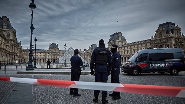 French Police Intensify Search For Louvre Royal Jewel Thieves