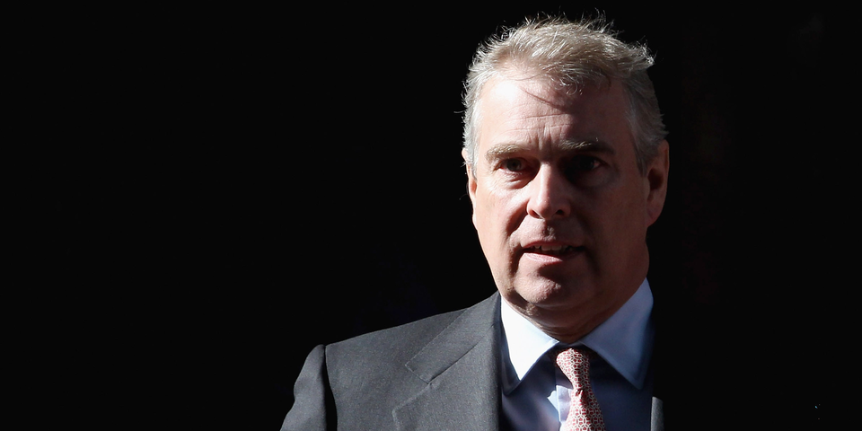 Buckingham Palast entzieht Prinz Andrew royale Titel und wirft ihn raus