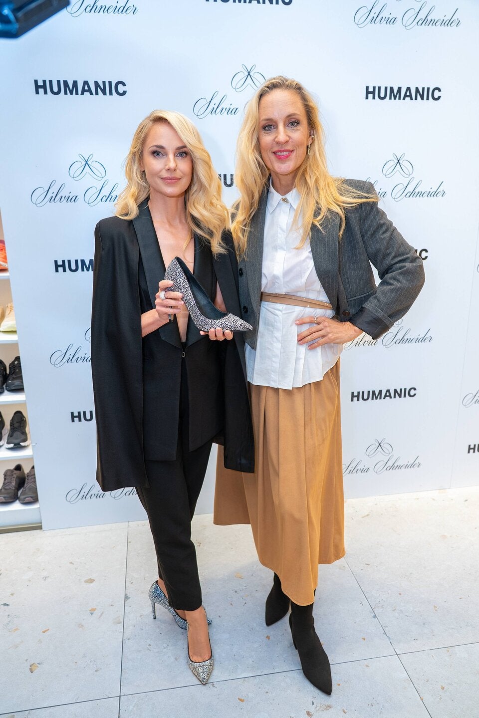 Silvia Schneider ist auf "Undercover Chic Mission" im Schuhhaus