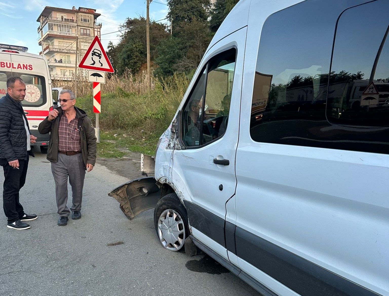 Rize’de okul servisi ile kamyonet çarpıştı