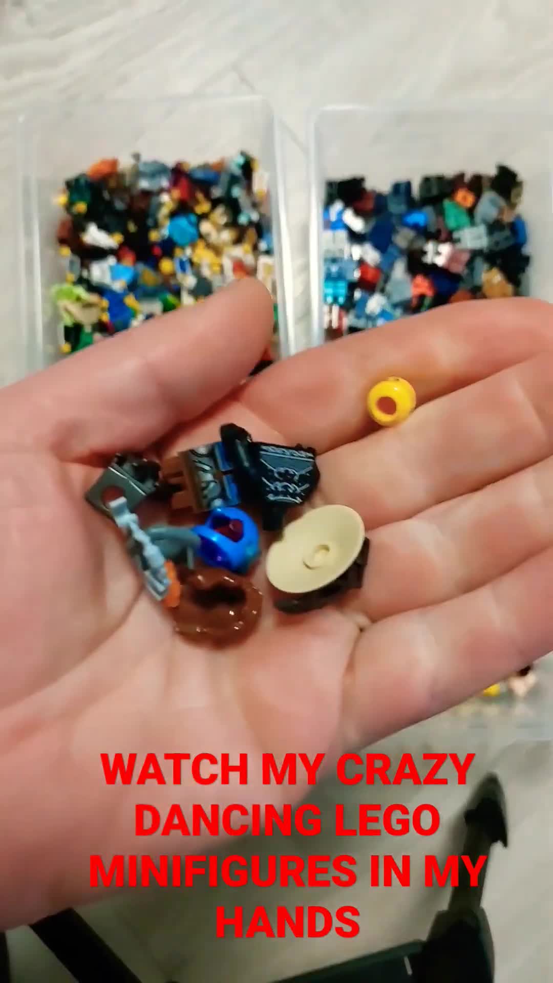 Schau dir meine verrückten tanzenden Lego-Minifiguren in meinen Händen ...