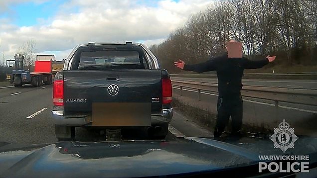 Road rage man blocks car in motorway fast lane before storming out to ...