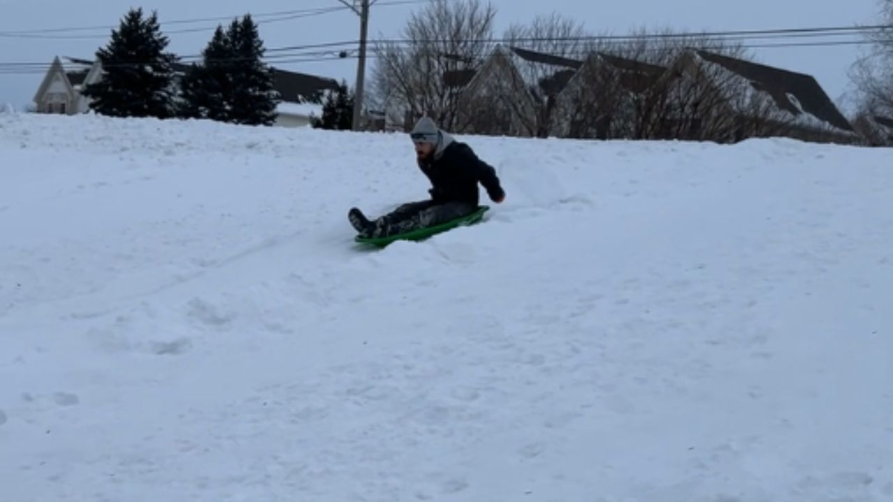 Man builds a snow ramp while sledding with his kids and ends up falling
