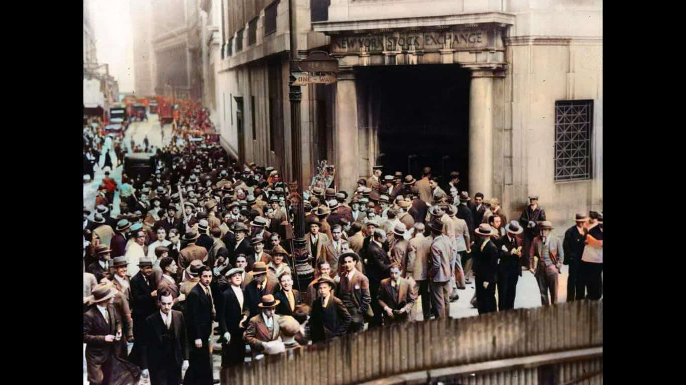 Colorized Vintage Photos Offer a Glimpse of Life During the Great ...