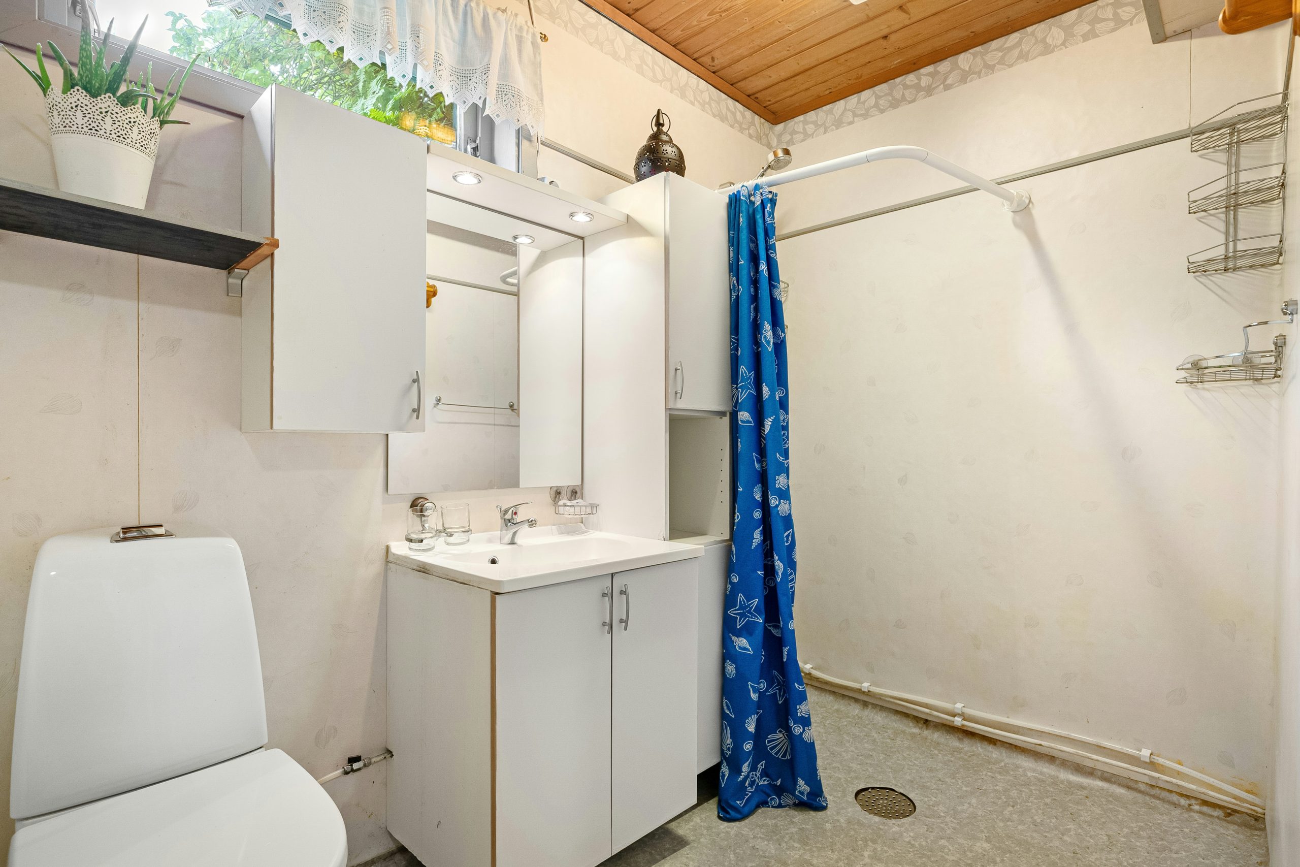 Practical Storage Ideas That Work in Tiny Bathrooms