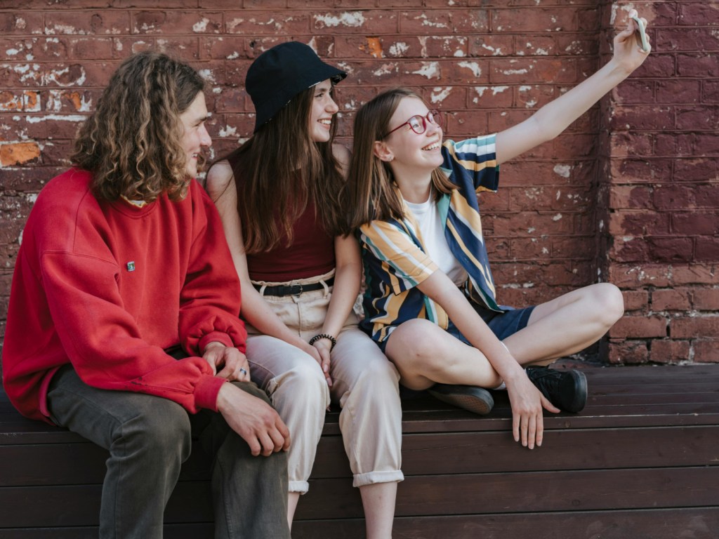 Teens Are Bringing Back ‘90s Slang Like ‘Doi Doi Doi' & Parents Can't Deal