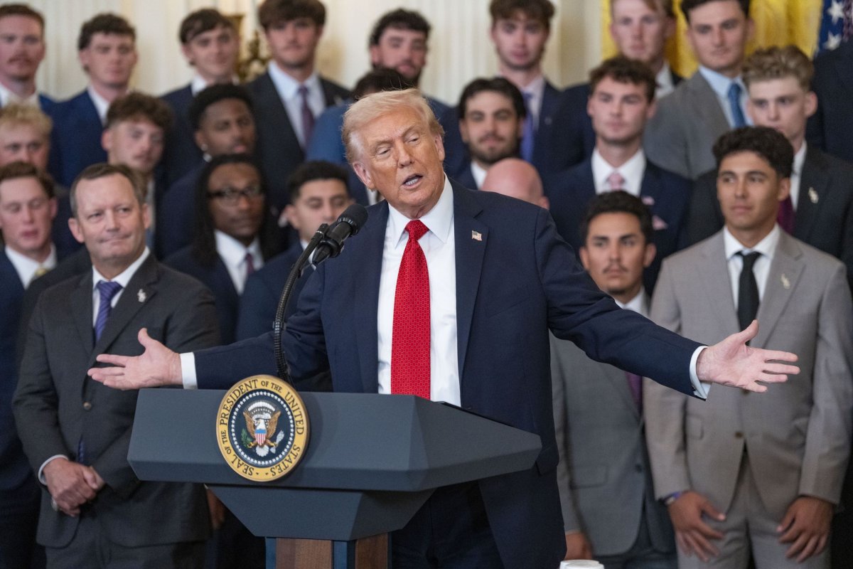 Donald Trump welcomes LSU baseball teams to White House