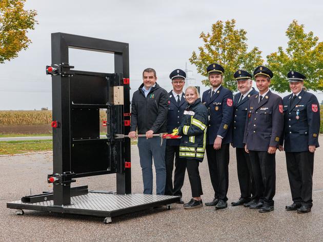 Feuerwehren im Landkreis Erding erhalten moderne Übungstür für Ausbildung
