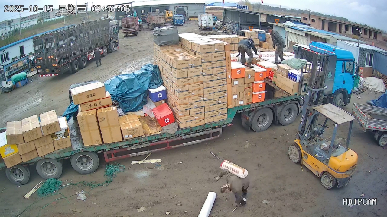 Unexpected accident during unloading caught on camera in Inner Mongolia ...
