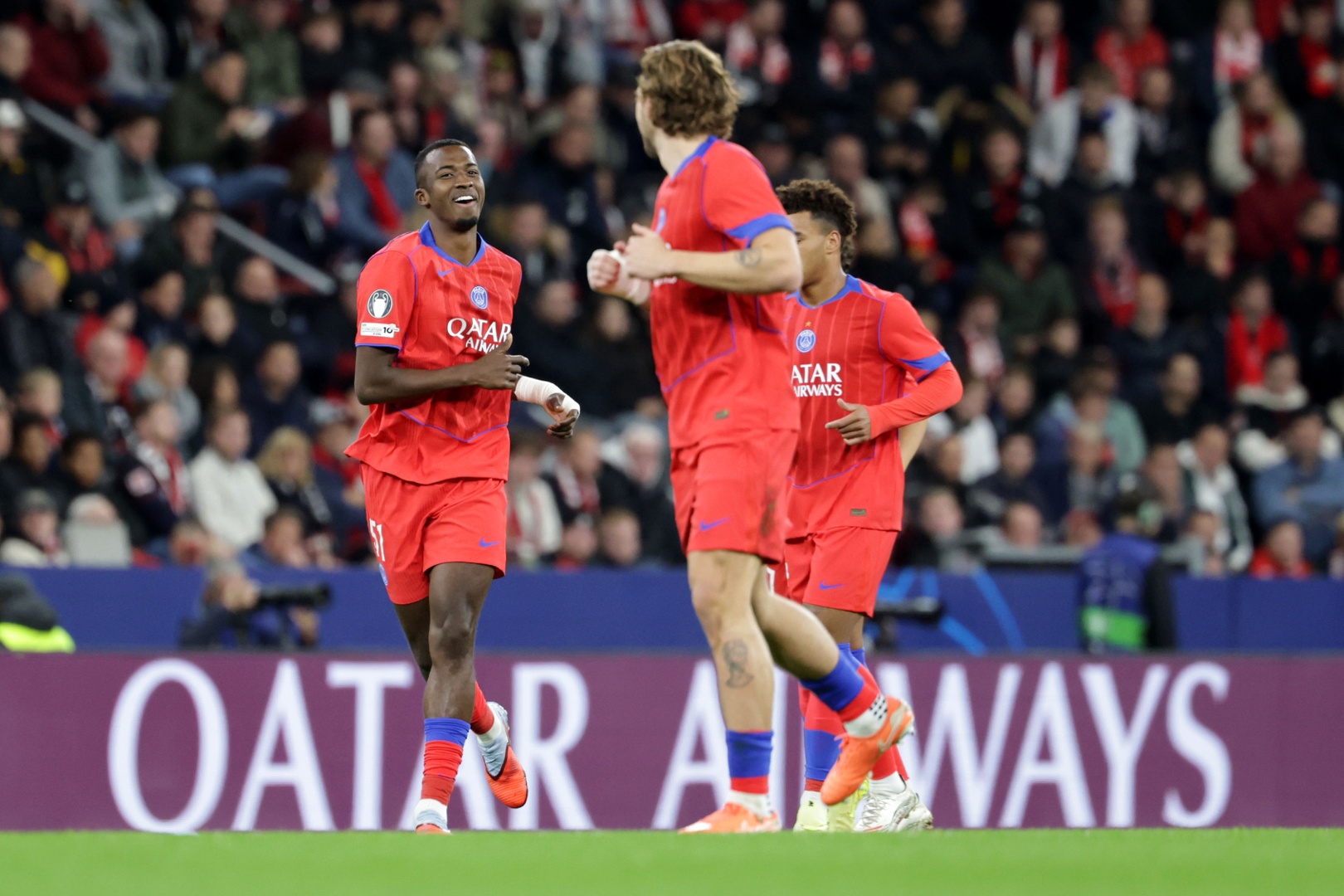El central ecuatoriano Willian Pacho se estrena como goleador del PSG