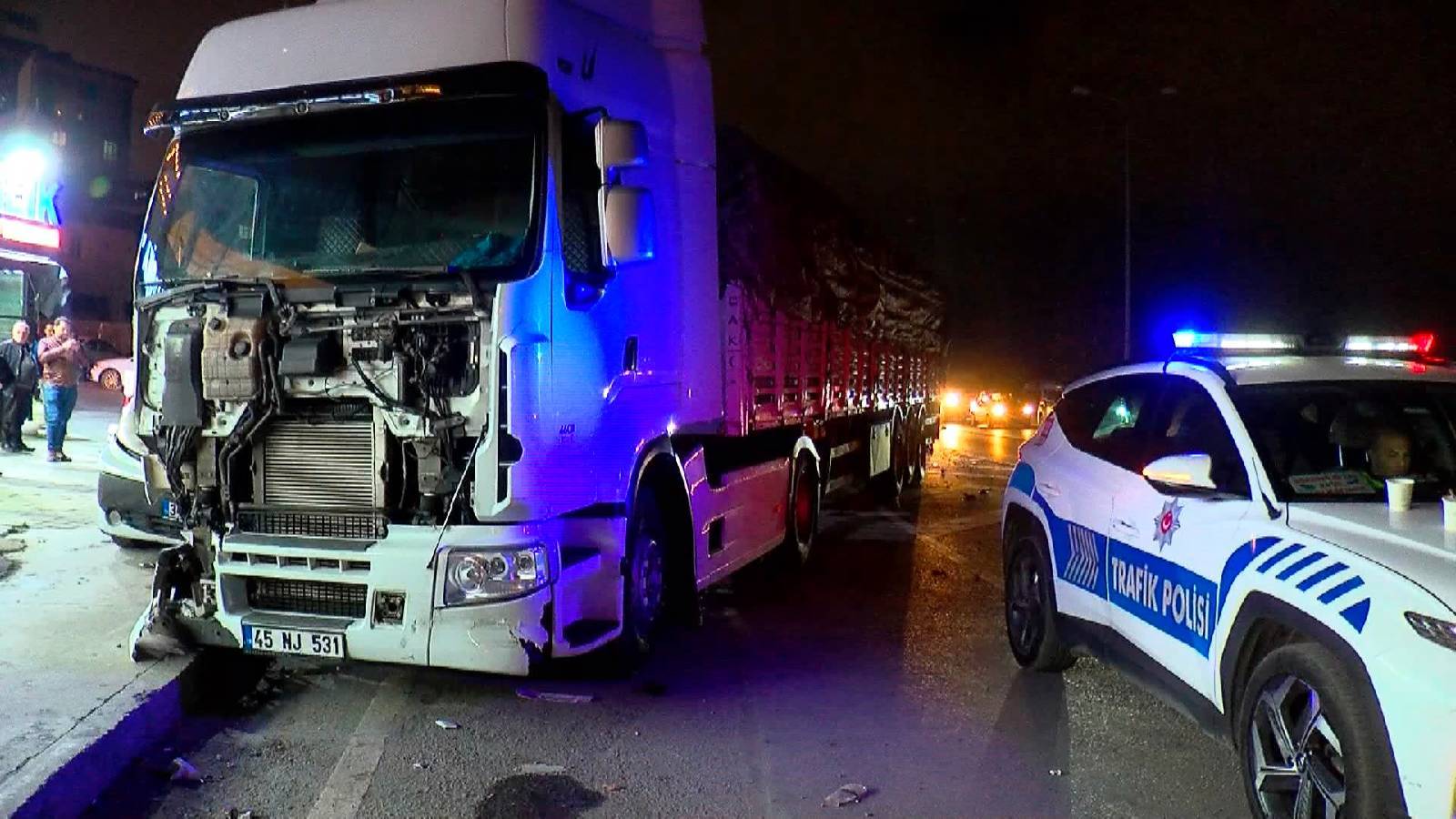 Sultangazi’de kontrolden çıkan TIR park halindeki 5 araca çarptı