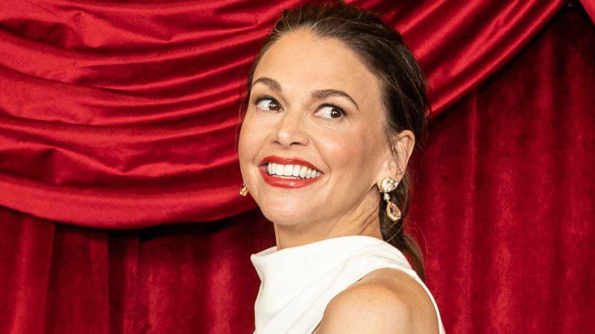 Sutton Foster uses this French pharmacy $18 cleansing lotion - is this ...