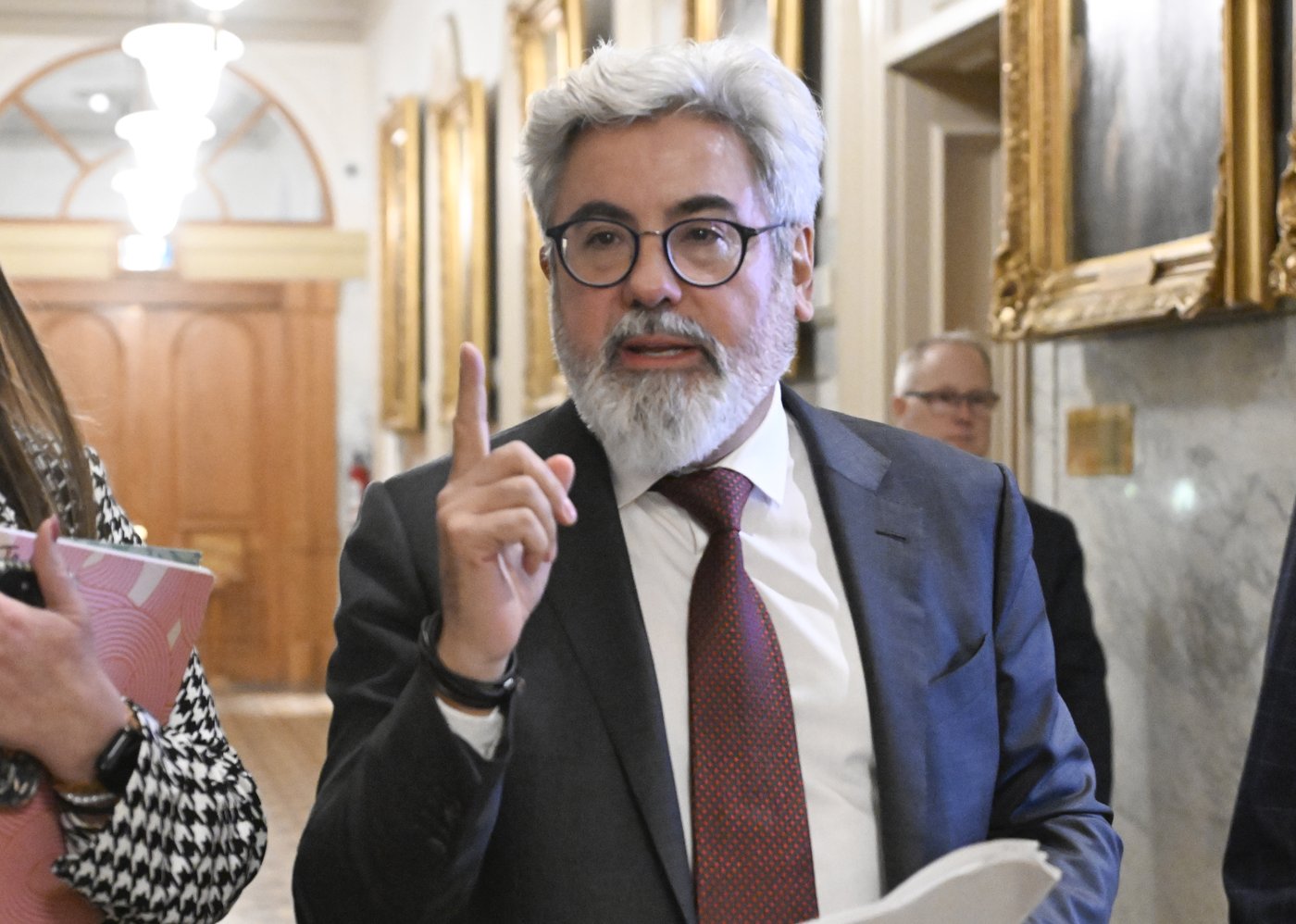 La chef libéral Pablo Rodriguez veut signer la constitution canadienne ...