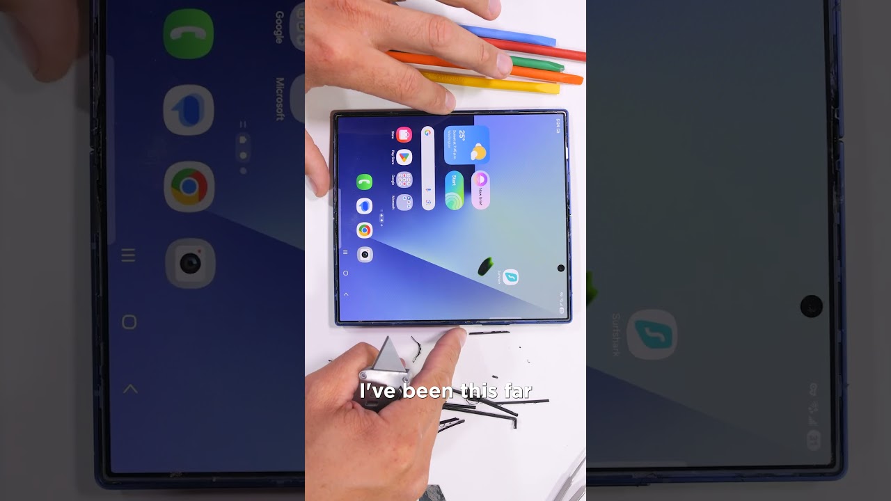 I remove a foldable screen and it survives! 😱