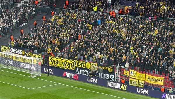 Blick in BVB-Block verwundert: Warum die Fahnen verkehrt herum hängen