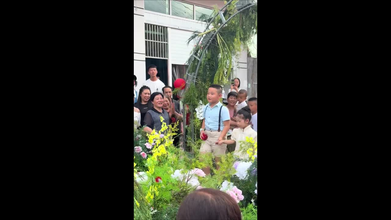 Cheeky little boy kneels to 'propose' during wedding ceremony