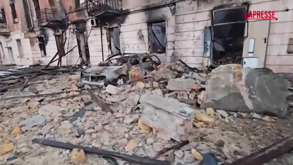 Ucraina, droni russi si abbattono su Kherson: le immagini della distruzione
