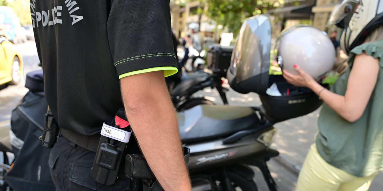 Πρωτότυπη δράση της Τροχαίας: Αστυνομικοί θα διανείμουν κράνη σε ...