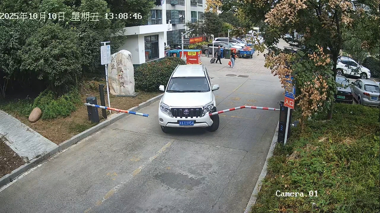 Parking gate mishap leaves SUV with unexpected dent in Anhui, China