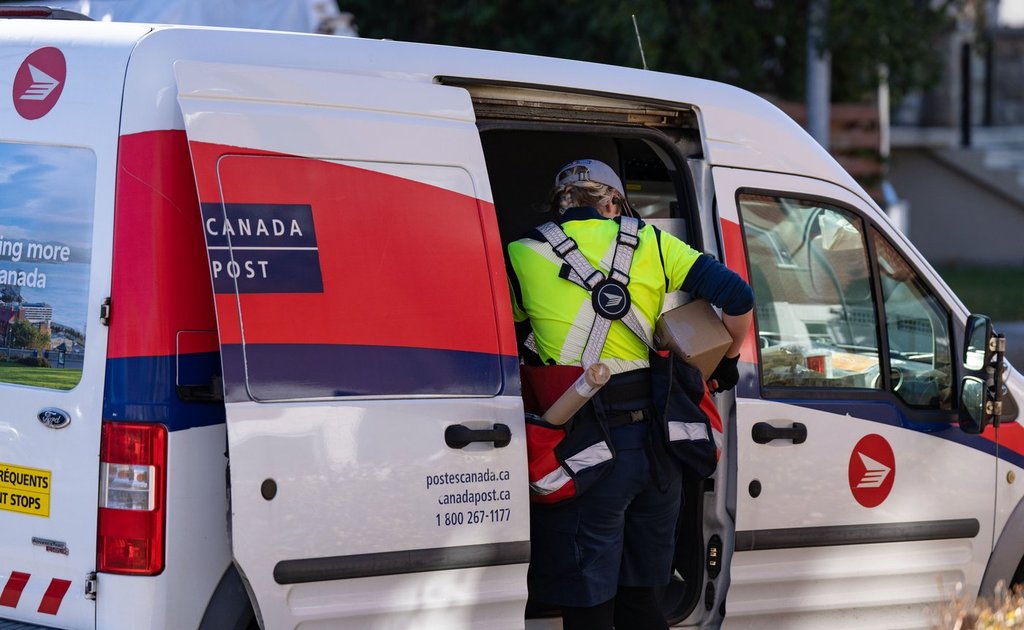 As Canada Post talks continue, business uncertainty grows as holidays near