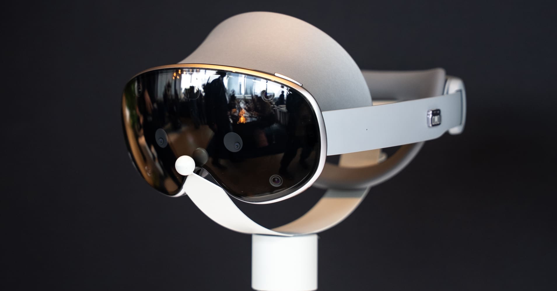 Samsung and Google attempt to one-up Apple with Galaxy XR AI-powered ...